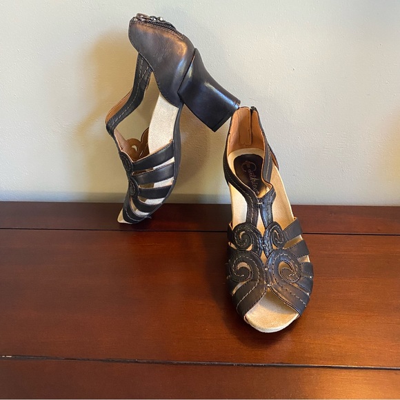 Earthies | Shoes | Earthies Domingo Black Leather Tstrap Sandals | Poshmark